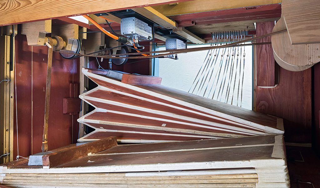 Automatic movement of bellows with electric motors